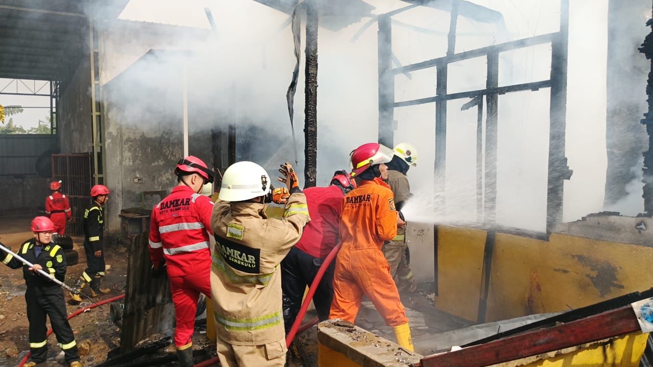 Kebakaran Hebat Hanguskan Gudang dan Mesin PT BAR Bengkulu, Warga Panik