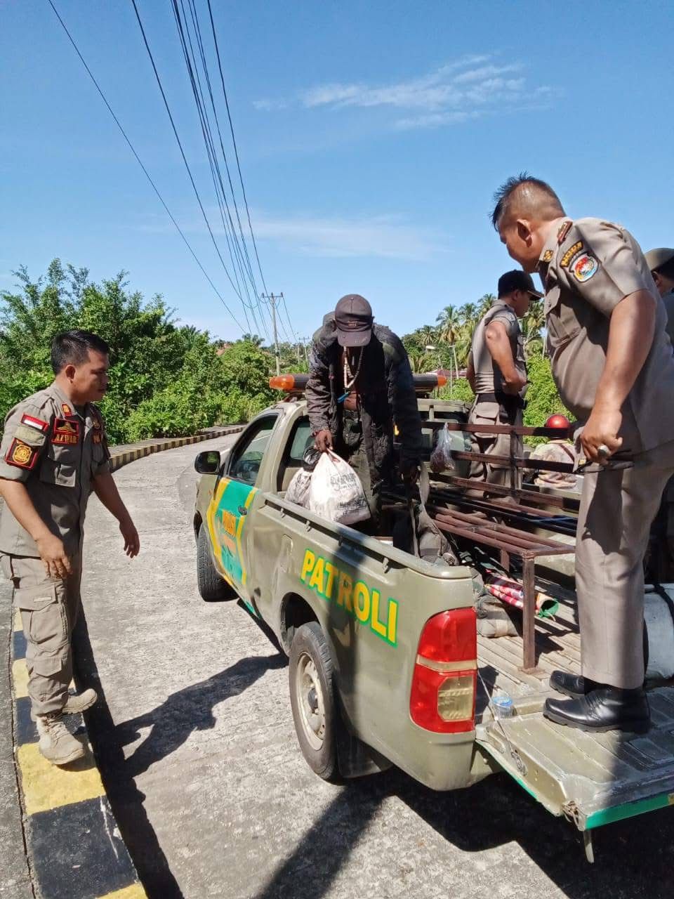 ODGJ Mengamuk di Bundaran Mukomuko, Satpol PP Gerak Cepat Amankan