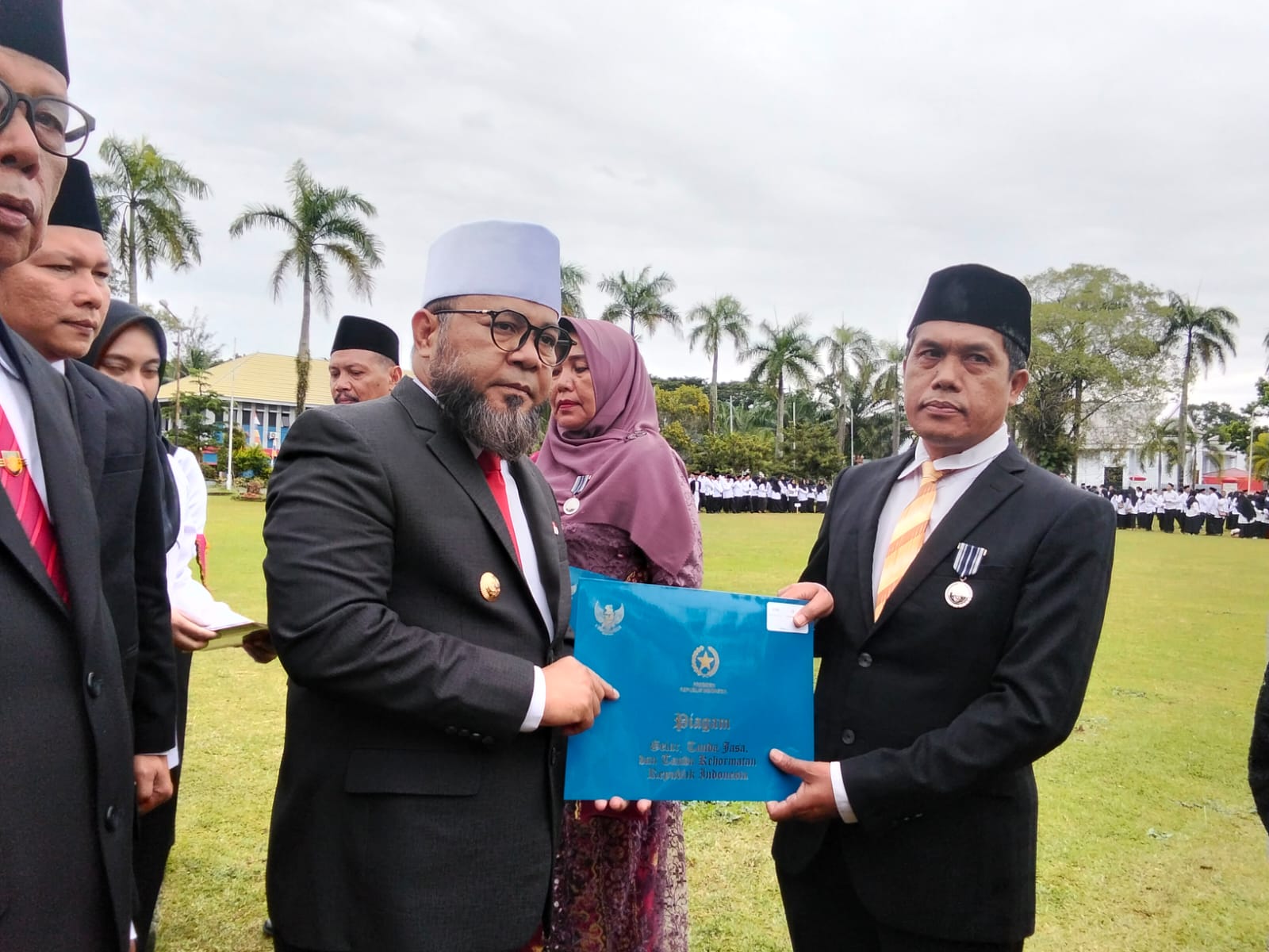 HAB ke-80 Kemenag di Bengkulu, Gubernur Helmi Hasan Sematkan Satya ...
